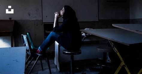 Foto Mujer En Camisa Negra De Manga Larga Sentada En Silla Negra