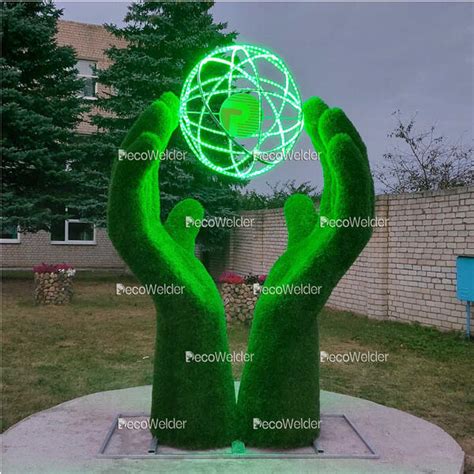 Фигура из искусственной травы - Ладони со световым шаром и логотипом