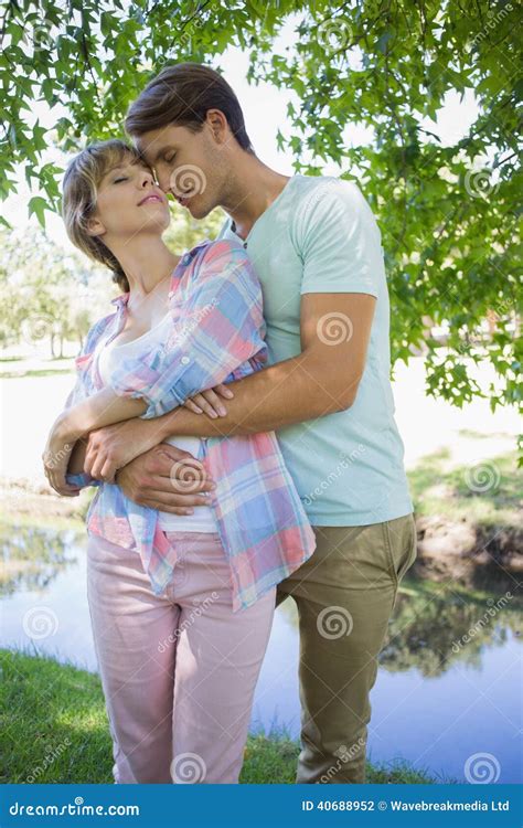 Liebevolle Junge Paare Die Zusammen Im Park Stehen Stockfoto Bild