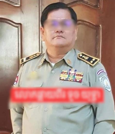 បន្ថយ និងដកហូតឋានន្តរស័ក្ដិនាយនគរបាលថ្នាក់ឧត្ដមសេនីយ៍ ឱ្យមកនៅត្រឹមថ្នាក់ពលបាលត្រី