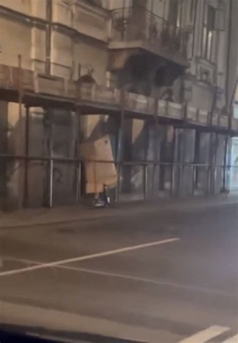 Opklada Ili Tiktok Izazov Mladić Sa Kutijom Na Glavi Vozi Trotinet