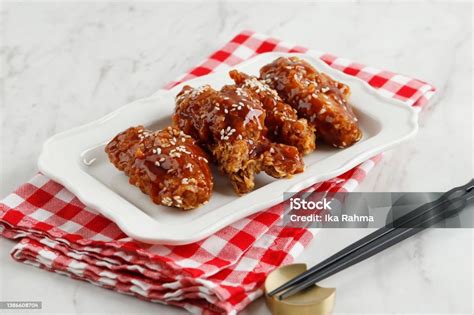 매운 소스와 참깨를 곁들인 한국식 프라이드 치킨 양열동닥 0명에 대한 스톡 사진 및 기타 이미지 0명 갈색 검은색 Istock