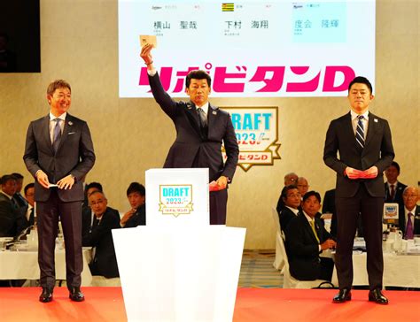 【ドラフト】dena1位指名のeneos度会隆輝は涙「横浜スタジアムで待ってます」三浦監督 プロ野球写真ニュース 日刊スポーツ