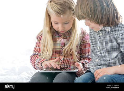 Bruder Schwester Bett Fotos Und Bildmaterial In Hoher Auflösung Alamy