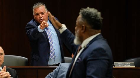 Tennessee Judge Allows People To Bring Signs Back Into State House