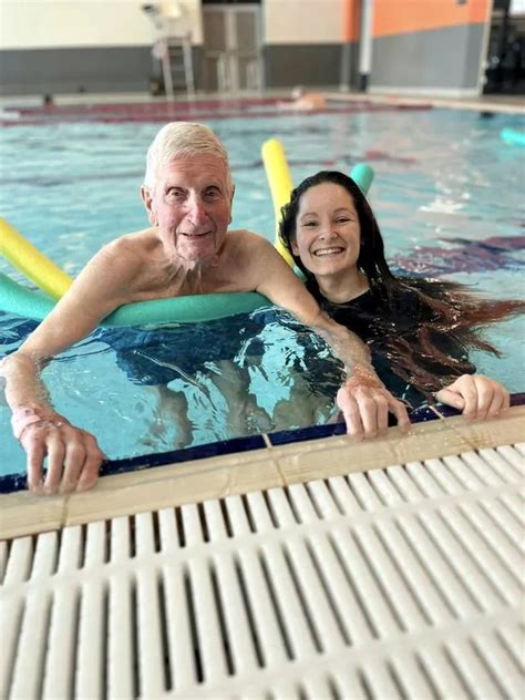 Heart Warming Moment Veteran Goes Swimming For First Time Since
