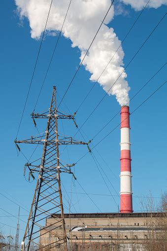 산업 생태 및 환경 보호 고전압 전원 라인 지원과 산업 공장의 굴뚝에서 연기 0명에 대한 스톡 사진 및 기타 이미지 0명 건설 산업 공장 산업 건물 Istock
