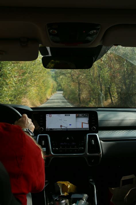 도로에서 자동차를 운전하는 사람 사진 Unsplash의 무료 자동차 이미지