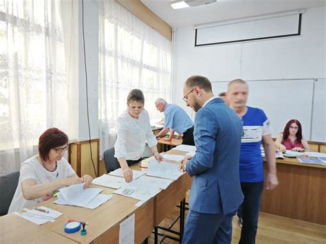 Cosmin Andrei Vot Alături De Soție La Școala 13 Îi îndemn Pe Toți Botoșănenii Să își Exercite
