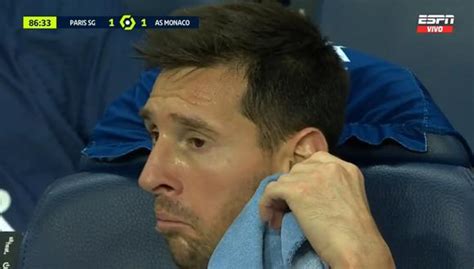 Lionel Messi no entendió la razón de su cambio el gesto de la Pulga en la banca del PSG