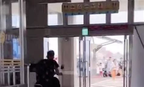 屁孩澎湖出沒！叼菸不戴安全帽 騎機車穿梭遊客中心