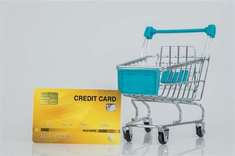 Carrinhos de compras o cartão de crédito amarelo compra on line e commerce Foto Premium