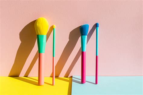 다양한 색상 배경에 그림자가 있는 패션 메이크업 브러쉬 컬렉션 세트 전면 보기입니다 화장용 브러시에 대한 스톡 사진 및 기타 이미지 화장용 브러시 0명 개념 Istock