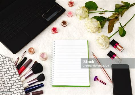 메이크업 부드러운 브러쉬와 꽃 아름다운 배경 클로즈업을위한 펜과 장식 화장품 노트북 0명에 대한 스톡 사진 및 기타 이미지 0명 개념 개인 장식품 Istock