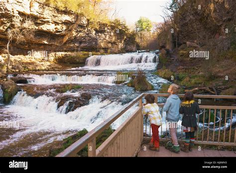 Wasserfall Der Kinder Fotos Und Bildmaterial In Hoher Auflösung Alamy