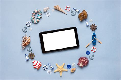 조개 선원 선박 보트 앵커 스티어링 휠 생명 부표 장식 항목과 미니어처 장난감으로 만든 둥근 프레임 흰색 태블릿 화면 조롱 여름 방학 바다 여행 컨셉 0명에 대한 스톡 사진