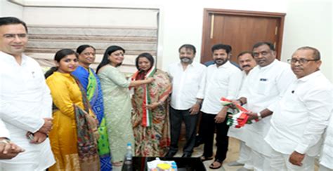 Hyderabad Mayor Vijayalaxmi Joins Congress