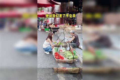 卖菜大爷的收款码是儿媳妇的，我果断给了现金，这样做对吗幽默短剧有颜有趣儿媳妇现金大爷