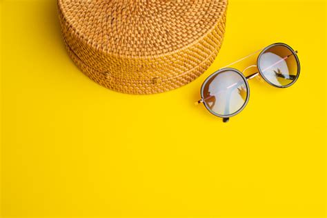 고리버들 유행 가방과 선글라스와 여름 다채로운 배경 여름 패션 휴일 컨셉 플랫 레이 노란색 배경입니다 배너 0명에 대한 스톡 사진 및 기타 이미지 Istock