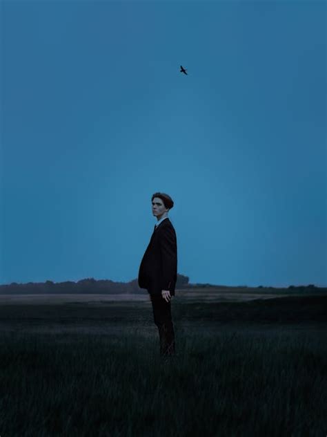 초원 한가운데에 서있는 캐릭터 Lostintespace • 작성자 Amaan · 무료 스톡 사진