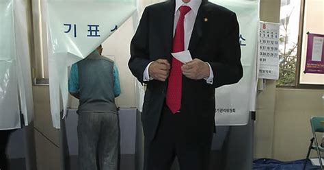 투표하는 홍준표 대표