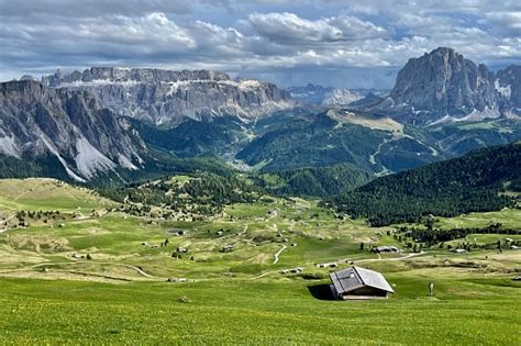 들판과 돌로미티 산으로 둘러싸인 집들이 있는 이탈리아 돌로미티의 초원의 롱 샷 0명에 대한 스톡 사진 및 기타 이미지 0명 공중 뷰 관광 Istock