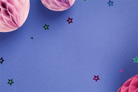 파란색 배경에 보라색 스칸디나비아 현대 종이 벌집 장식 행복 기쁨 생일 파티 광고 복사 공간의 개념 Diy에 대한 스톡 사진 및