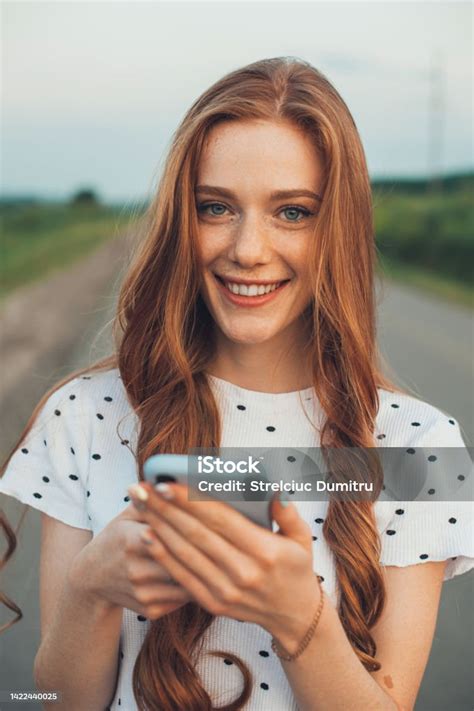 도시 밖에서 스마트 폰을 걷고 사용하는 웃는 소녀의 정면보기 인터넷 기술 매력적인 아름다운 소녀 비즈니스 초상화 웃음에 대한 스톡 사진 및 기타 이미지 Istock