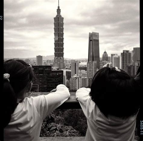 修杰楷晒咘咘波妞爬山照 俩宝贝牵手同行活泼可爱 搜狐大视野 搜狐新闻
