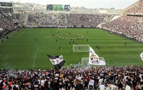 Torcida Do Corinthians Faz Festa Em Treino Aberto Antes De Final Contra
