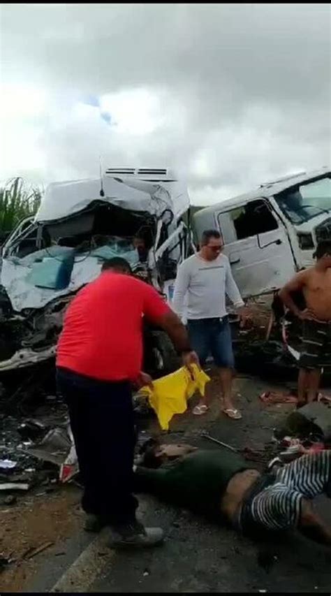 Motorista De Van Fica Preso às Ferragens Após Caminhão Tombar Em Pista