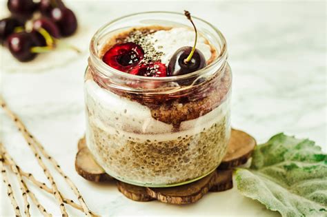 신선한 체리와 휘 핑된 코코넛 크림 항아리에 Chia 푸딩 해독 그리고 건강 Superfoods 아침 그릇 개념입니다 0명에