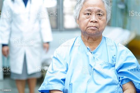 아시아 간호사 물리 치료사 의사 진료 도움 및 지원 노인 또는 노인 여성 환자는 병원 병동에서 침대에 누워 건강한 강한 의료