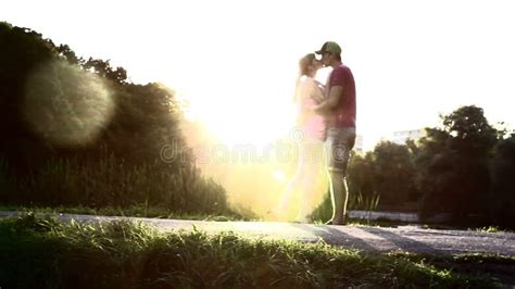 Silueta De Los Besos Apasionados Atractivos Del Novio Y De La Novia
