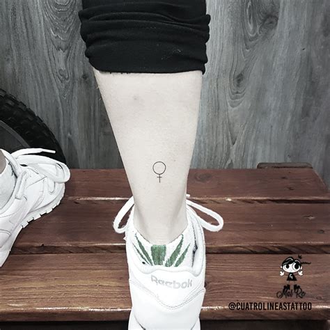 El tatuaje de Línea fina - Cuatro Líneas Tattoo