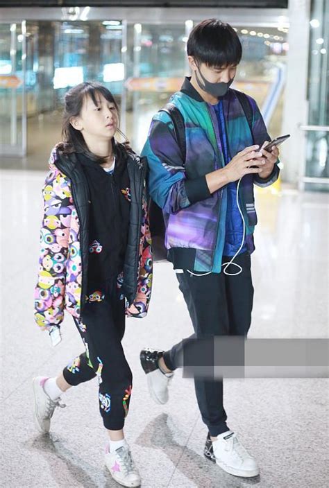 田亮女儿森碟几度气温露小腿，田亮全程手机，网友：社会父 每日头条