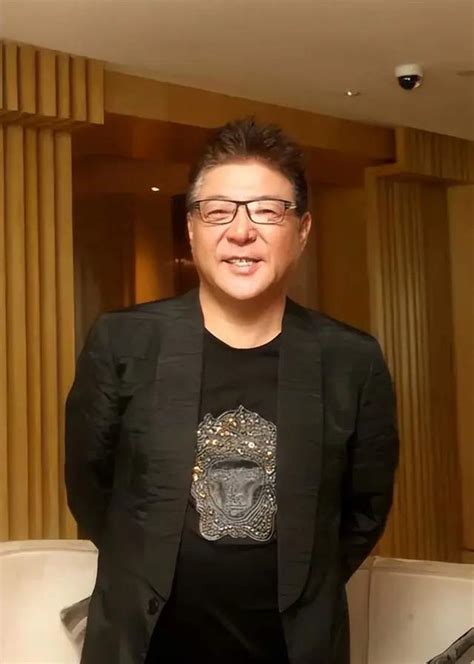 著名歌手姜育恒与好友聚会，网友直呼老得快认不出了百科ta说