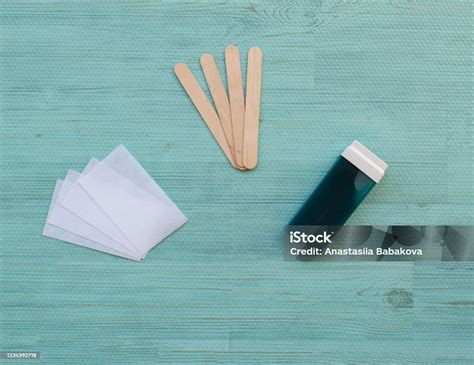 아름다움 다른 수단 의 제모를위한 왁싱 세트 주걱 나무와 파란색 배경에 직물 스트립 왁스 카트리지 원치 않는 머리카락을 제거하기위한 도구 0명에 대한 스톡 사진 및 기타