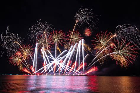 놀라운 아름다운 다채로운 불꽃 놀이 는 물에 반사의 멀티 컬러와 바다 해변에 보여주는 축하 밤에 표시 4세기에 대한 스톡 사진