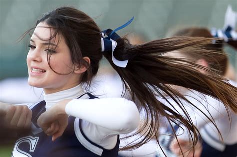 元チアリーダーのケンダルジェンナー久しぶりにチアリーディングに挑戦 FRONTROW