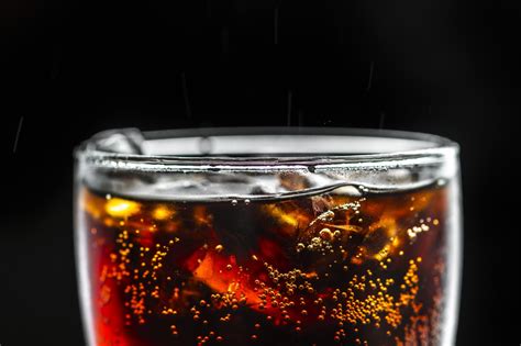 무료 이미지 마실 것 검은 배경 거품 카페인 Carbonated Drink 탄산수 닫다 콜라 감기 차가운
