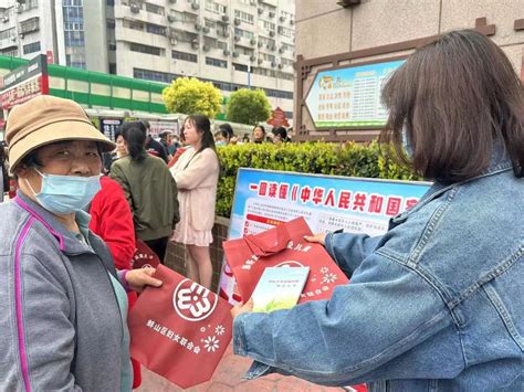 蚌山区妇联开展男女平等基本国策家庭教育促进法宣传活动