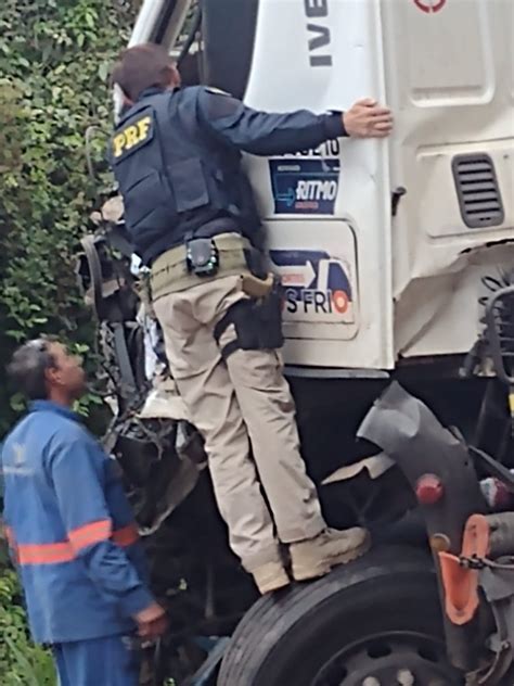 Acidente Entre Dois Caminhões Deixa Feridos Na Br 153 Rádio Ruralfm