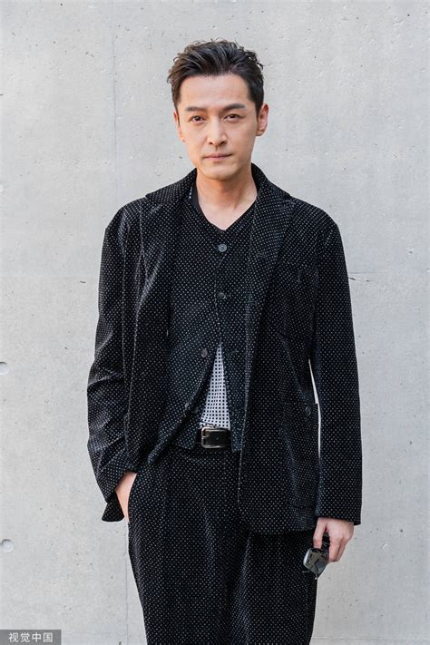 胡歌现身米兰时装周 墨镜配西装帅气有型