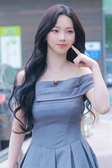 에스파 카리나 회색 오프숄더 원피스 걸그룹 연예인 움짤저장소