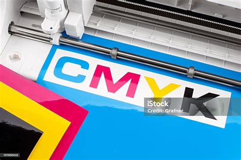 생산 은 청색 색 비닐 필름에 플로터 커팅 머신 Cmyk 스티커를 만들기 광고 산업 Diy 디자인 개념 배경입니다 플라스틱에