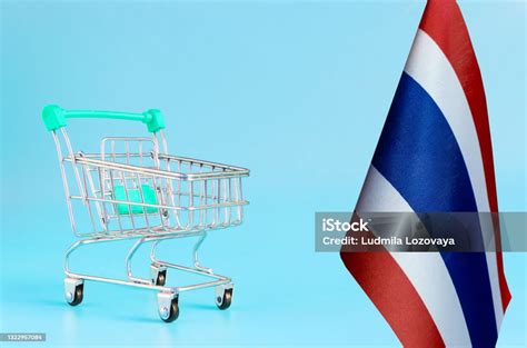 빈 금속 쇼핑 바구니와 태국 플래그 컬러 배경 소비자 바구니 개념 0명에 대한 스톡 사진 및 기타 이미지 0명 3차원 형태