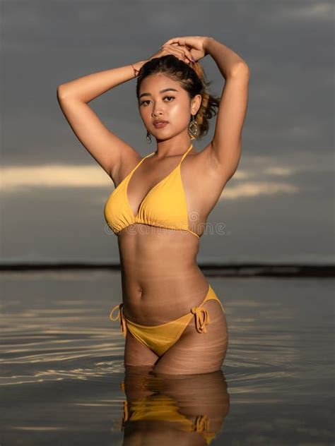 Hora De La Puesta De Sol En La Playa Hermosa Mujer Asiática Posando En