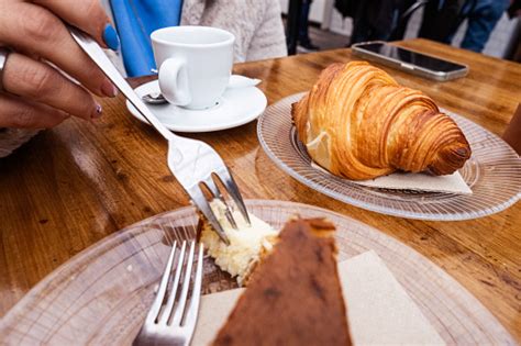 배경 빵집 아름다운 아침 식사 갈색 카페인 치즈 치즈 케이크 근접 촬영 커피 개념 크로와상 컵 맛있는 맛있는 케이크 디저트 음료 먹다 여성 음식 신선한 미식가 녹차 크로와상