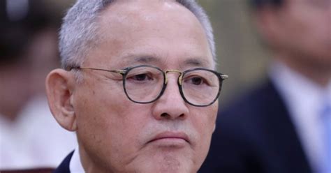 ‘블랙리스트 백서 104번 거명 추궁에유인촌 “왜 저를 구속 안 했나” 모르쇠